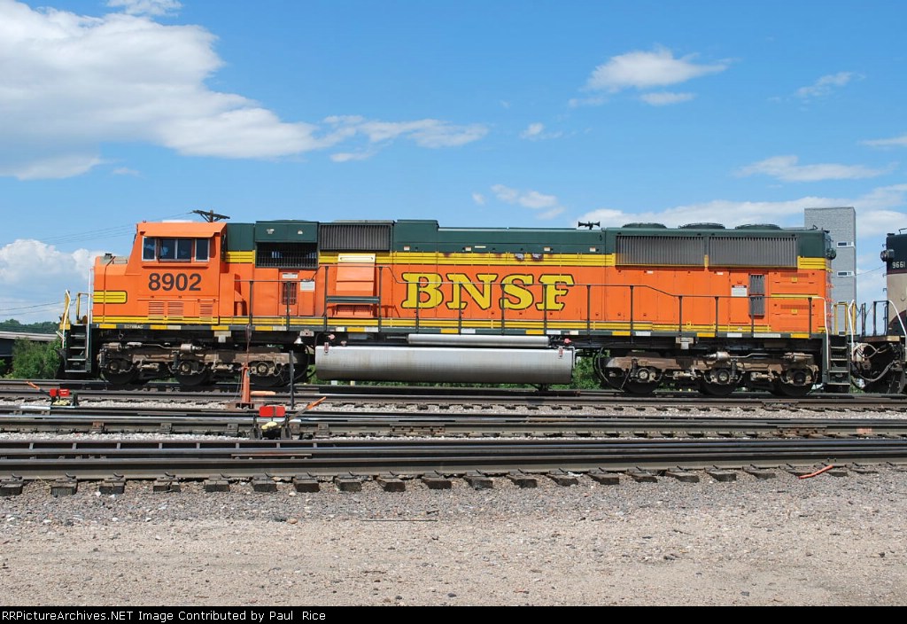 BNSF 8902